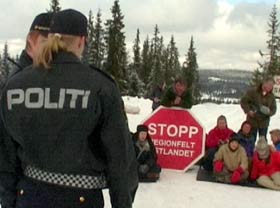 Aksjonistene hentet av politiet – NRK Innlandet – Lokale nyheter, TV og ...
