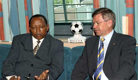 Sumaye på statsministerens kontor – NRK Norge – Oversikt over nyheter ...